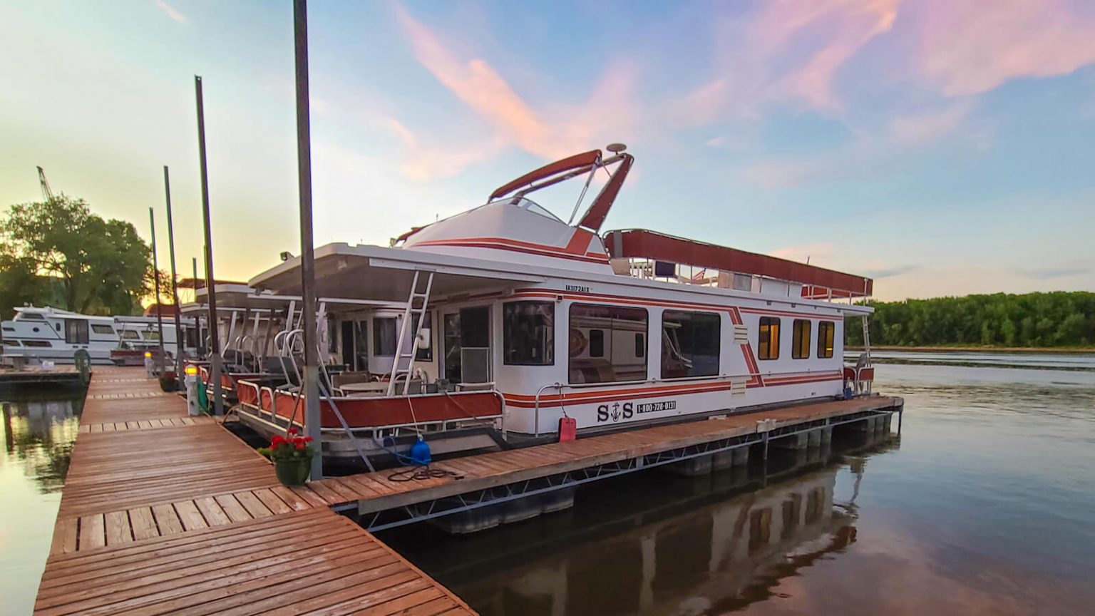 Pontoon & Houseboat Rentals In Iowa - S&S Boat Rentals